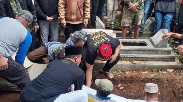 Sule Turun ke Liang Lahat Lina Mantan Istrinya Bersama Sang Anak Rizky ...