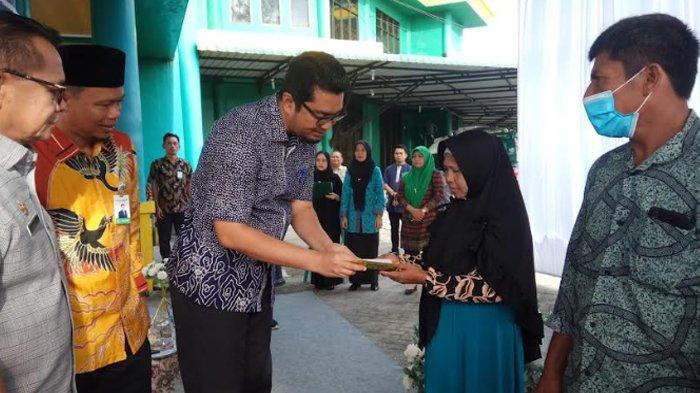 Pj Bupati Aceh Singkil Serahkan Bantuan Sosial kepada Masyarakat Terdampak Kenaikan BBM ...