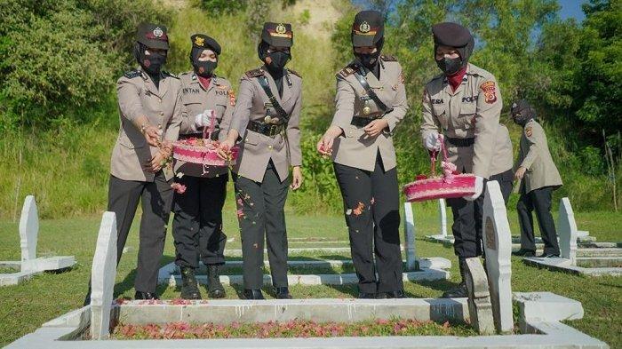 Peringati Hari Jadi Ke-74, Polwan Polres Lhokseumawe Tabur Bunga di TMP Blang Panyang ...