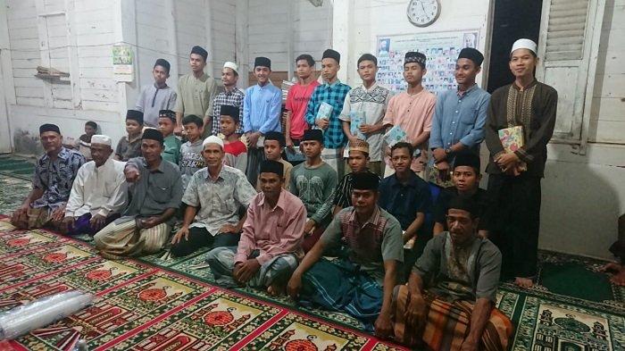 Masyarakat Gampong Meunasah Hagu Serahkan Hadiah untuk Anggota Tadarus ...