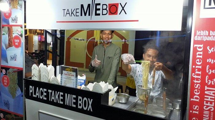 Di-PHK Karena Corona, Emi Beralih Jualan Take Mie Box, Setiap Malam ...