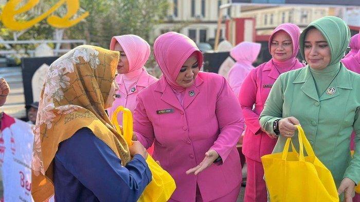 Jelang Berbuka, Warga Ramai di Depan Mapolres Lhokseumawe, Bagi-bagi Takjil Gratis - Serambinews.com
