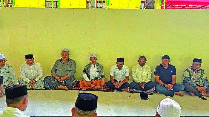 Dipimpin Abang Samalanga, Anggota DPRA Takziah ke Rumah Almarhum Waled Nura - Serambinews.com