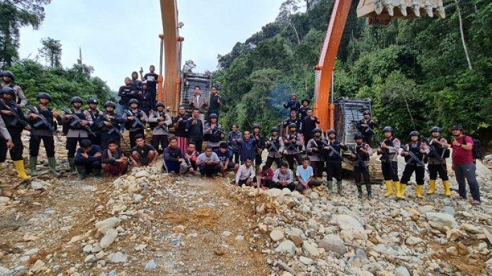 Polisi Tangkap 11 Pelaku Tambang Emas Ilegal di Pidie, 2 Beko Diamankan - Serambinews.com