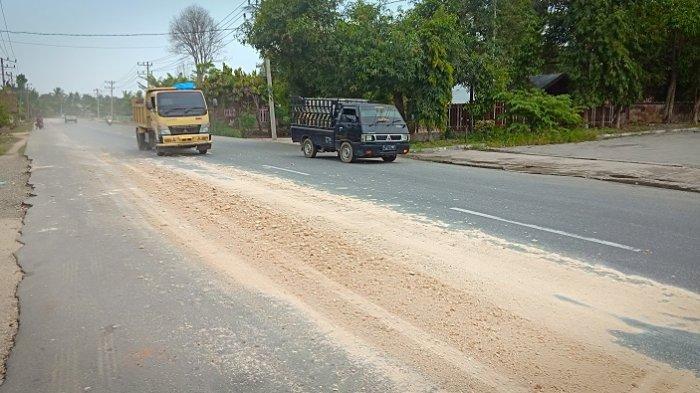 Tumpukan Material di Jalan Raya yang Jatuh dari Truk Bahayakan ...