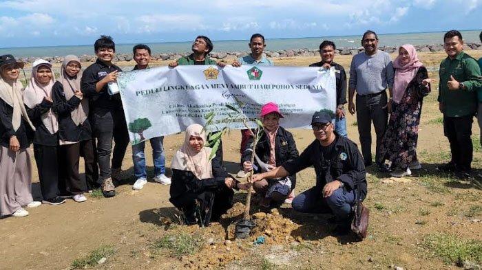 Sambut Hari Pohon Sedunia, MPL USK dan DLH Pidie Gelar Aksi Tanam Pohon di Pantai Pelangi ...