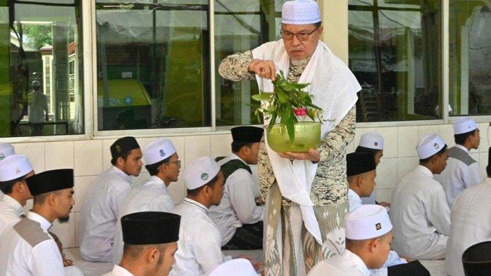 Abu MUDI Samalanga Tepung Tawari Dai NIDA - Serambinews.com