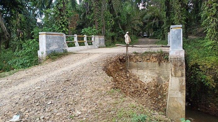 Oprit Jembatan ke Objek Wisata Gunung Pandan Longsor - Serambinews.com