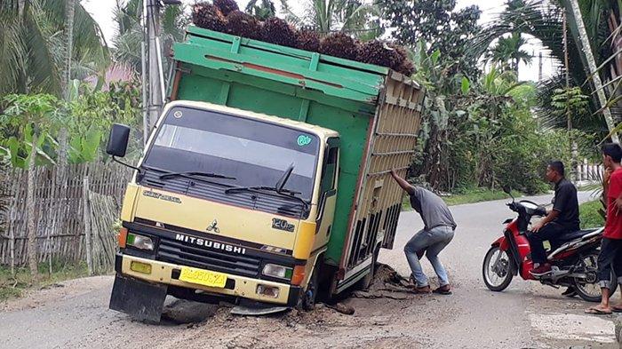 Truk Colt Diesel Terperosok di Jalan Rusak di Bireuen, Begini Kondisi ...