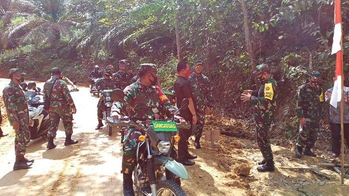 Mengendarai Trail, Tim Pengawas dan Evaluasi TNI Puas Cek Pengerjaan ...