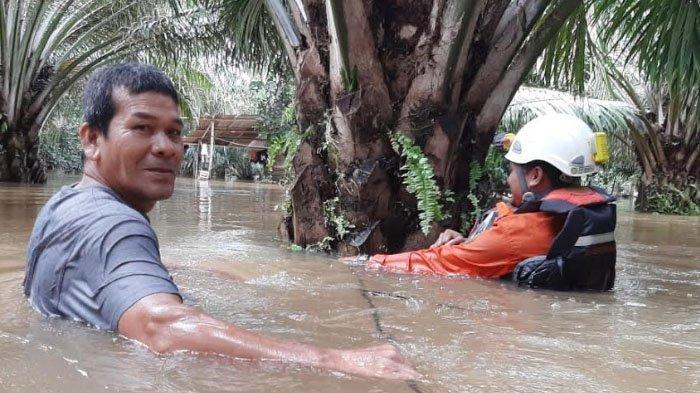 TNI Bersama Tim SAR Selamatkan Warga Terjebak Banjir di Aceh Jaya - Serambinews.com