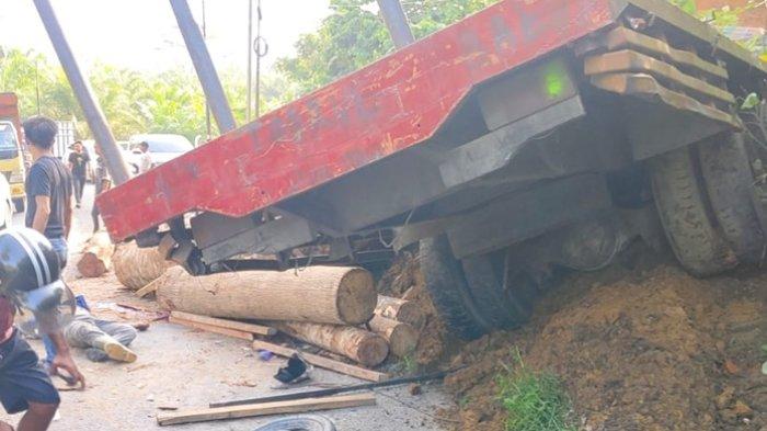 Gagal Menanjak, Truk Kayu Gelondongan Hilang Kendali & Hantam Pemotor di Bukit Seumadam Aceh ...