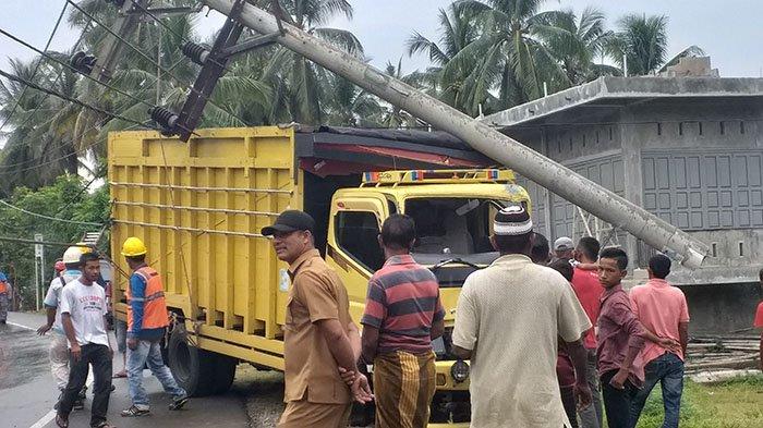 Truk Tabrak Tiang Listrik, Suami Istri di Bireuen Masuk Parit Bersama Sepeda Motornya ...