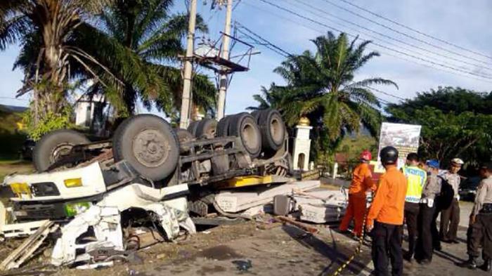 Truk Pengangkut Material Masjid Raya Tabrak Pagar SPN Seulawah - Serambinews.com
