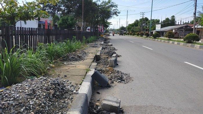 Beram Jalan Kota Idi Semrawut, Akibat Tumpukan Material Bekas ...