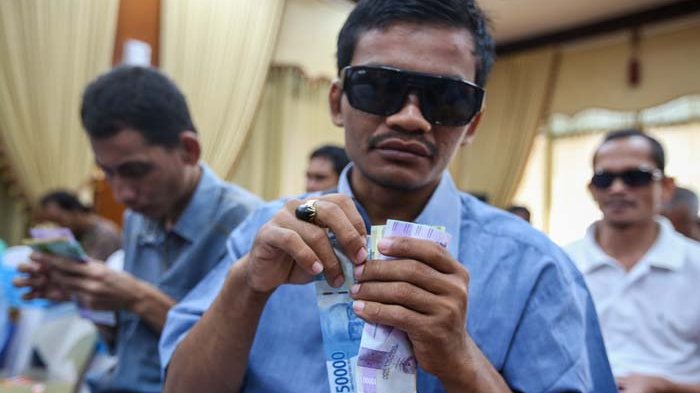 VIDEO: Kamu Bisa? Begini Cara Tunanetra Mengenali Uang Rupiah ...