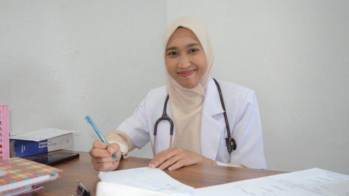 Sosok Khairunnisa, Dokter yang Berdedikasi di Klinik Unimal - Serambinews.com