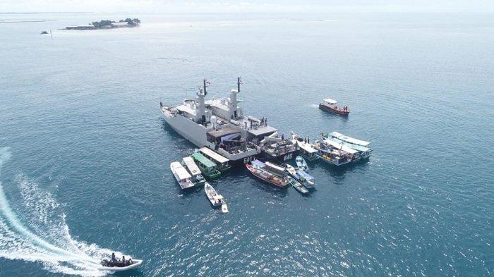 Nelayan Divaksin di Atas KRI Clurit-641 - Serambinews.com