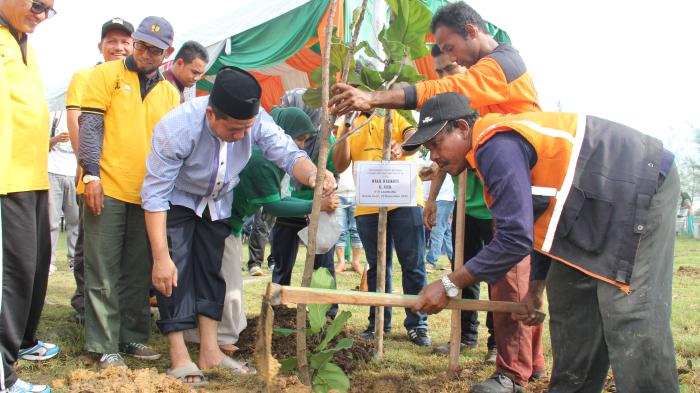 Wakil Wali Kota dan Sekda Tanam Pohon di Lambung - Serambinews.com