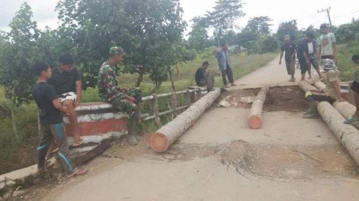 Warga Banda Alam Aceh Timur Gotong Royong Perbaiki Jembatan Amblas - Serambinews.com