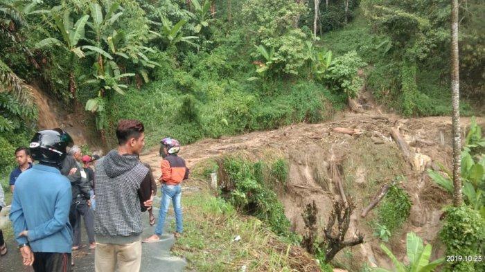 Akses Menuju Kampung Pantan Kemuning dan Kampung Cekal Baru Lumpuh, Material Tanah Tutupi Jalan ...