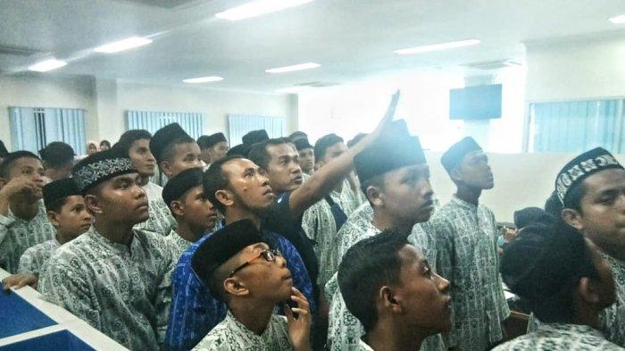 Santriwan dan Santriwati Dayah Muhammadiyah Boarding School Bireuen ...