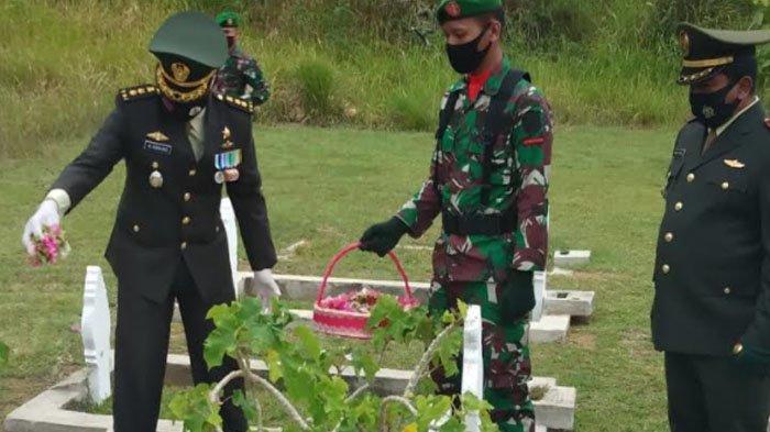 Jelang HUT ke-75 TNI, Prajurit Tiga Matra Ziarah ke Makam Pahlawan - Serambinews.com