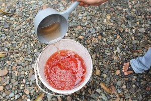 Air Hujan Warna Merah Hebohkan Warga - Serambinews.com