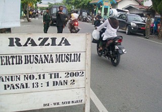 Pasca larangan Duduk Ngangkang, Celana Ketat Laris - Serambinews.com