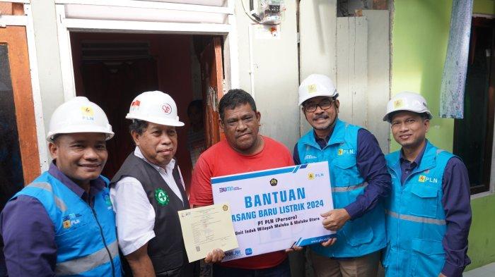 Jelang HUT RI, PLN UIW MMU Perdana Nyalakan Program BPBL di Hative Besar - Tribunambon.com