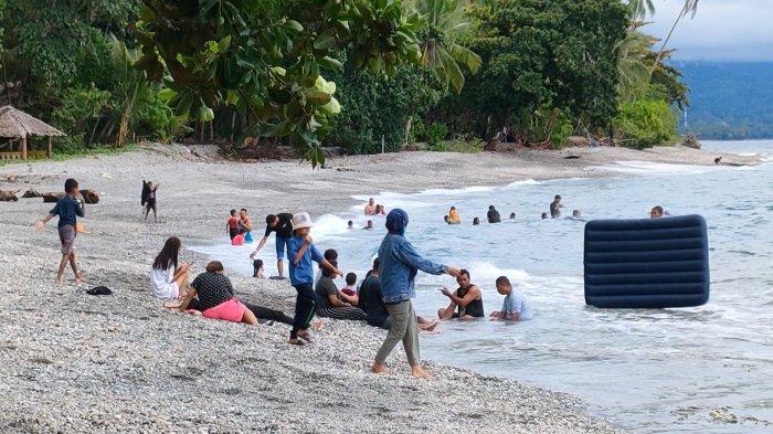 Hari Keempat Pasca Lebaran, Pesisir Pantai Desa Sepa - Malteng Padat Pengunjung - Tribunambon.com