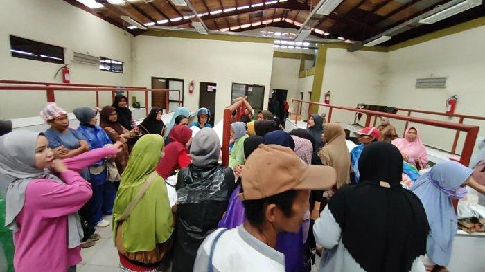 Gerai Pangan Murah Pemda Malteng Diserbu Warga, 1 Ton Beras Habis ...