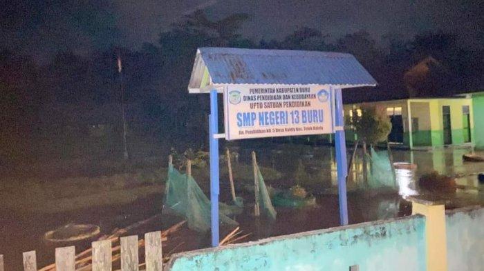 Bangunan SMP Negeri 13 Buru Terendam Air Setinggi Pinggang Orang Dewasa ...