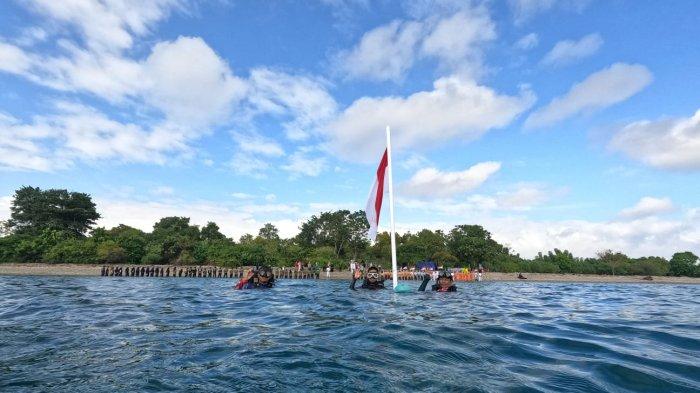 SMK Muhammadiyah Masohi Kibarkan Bendera Merah Putih di Atas Laut Kuako ...