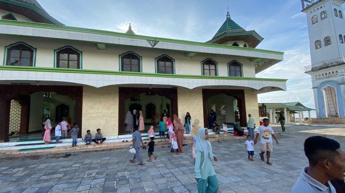 Tradisi Unik Negeri Hitu, Anak-anak Ramaikan Masjid Raya Sambil Bawa ...