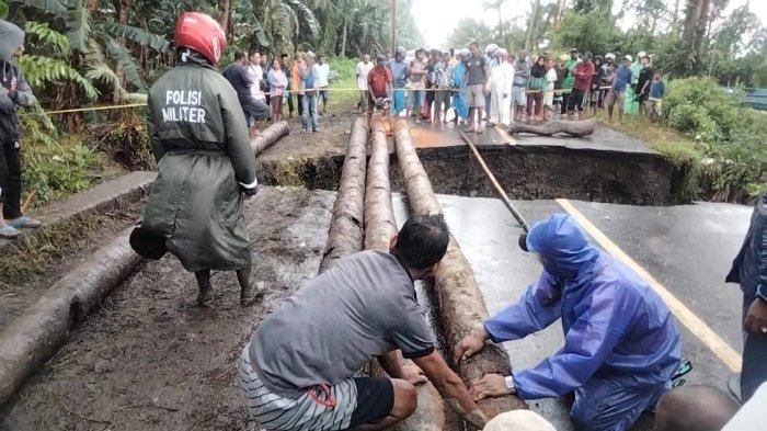 TNI-Polri Bersama Warga Gotong Royong Bikin Jembatan Darurat di Dusun Aira-Maluku Tengah ...