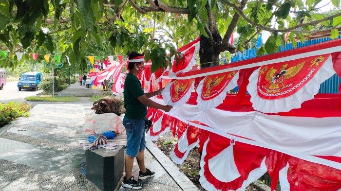 Jelang Agustusan, Penjual Bendera Merah Putih Mulai Banjiri Kota Masohi ...