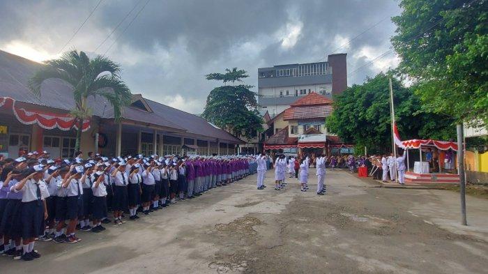 Upacara Bendera HUT ke 78 RI di SMA Kristen YPKPM Ambon Khidmat dan ...