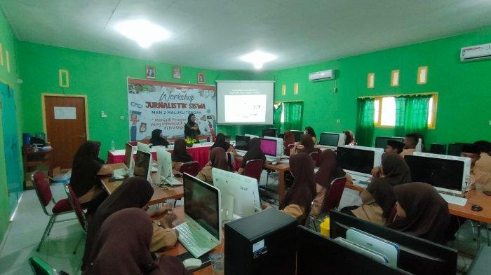Aktifkan Kembali Media Sekolah, Puluhan Siswa MAN 2 Malteng Dilatih ...
