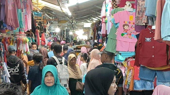 H-1 Lebaran, Pasar Binaya Masohi Padat Pengunjung - Tribunambon.com