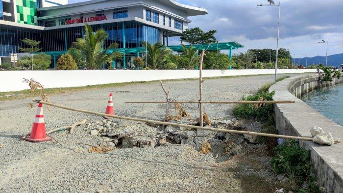 Puluhan Lubang Jalan Menuju Pantai Wailela, Ada Patahan Sedalam 1 Meter ...