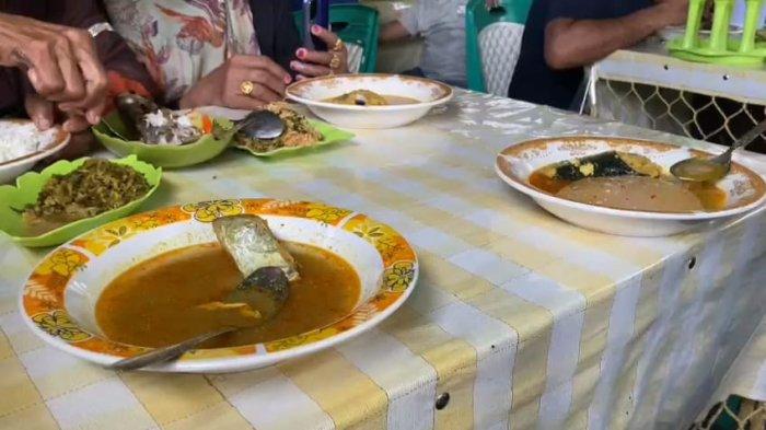 Singgah Dolo: Tempat Makan Kuliner Khas Maluku di Negeri Tulehu dengan ...
