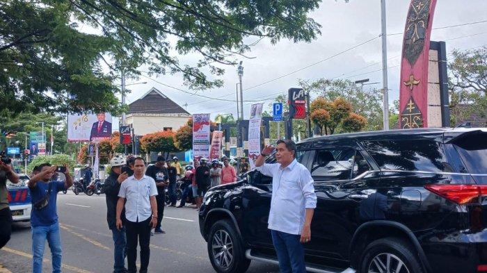 Masa Jabatan Berakhir, Bodewin Wattimena Hormat Depan Balai Kota Ambon: Tunggu Beta Bale ...