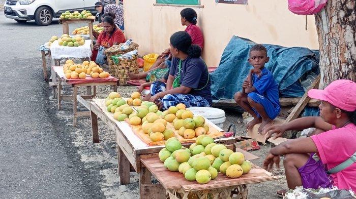 H+3 Natal, Pedagang Musiman Mangga dari Kei Besar Mulai Padati Jl Jend. Soedirman-Malra ...