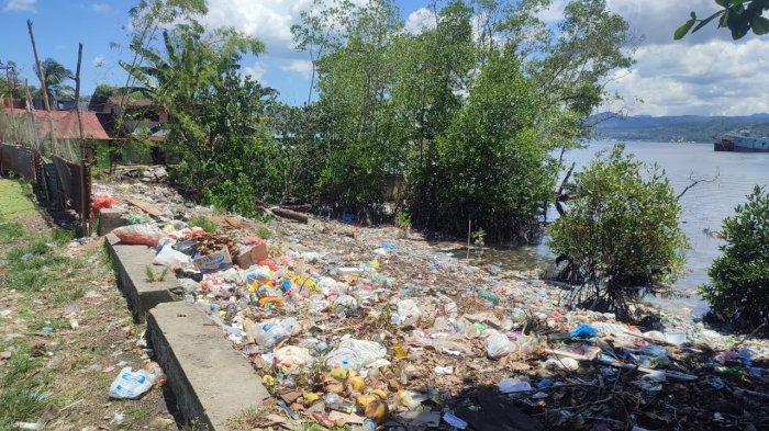 Miris! Kondisi Pesisir Pantai di Lateri 1 - Ambon Dipenuhi Sampah ...