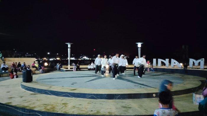 Pemuda Kei di Masohi Hibur Warga dengan Tarian Samrah di Pantai Ina ...