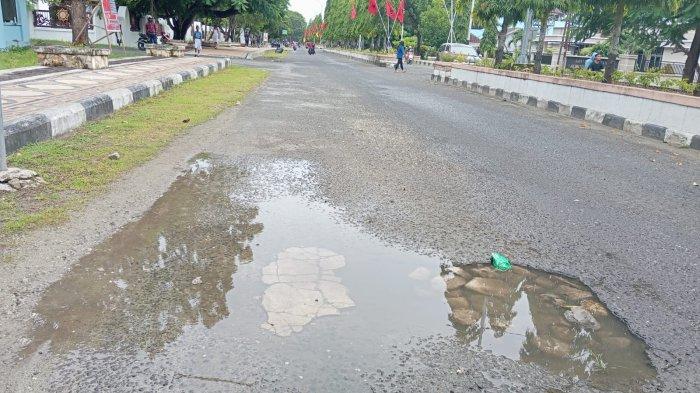 3 Tahun Rusak, Jalan Berlubang di Ohoijang Watdek-Malra Tak Kunjung Diperbaiki - Tribunambon.com