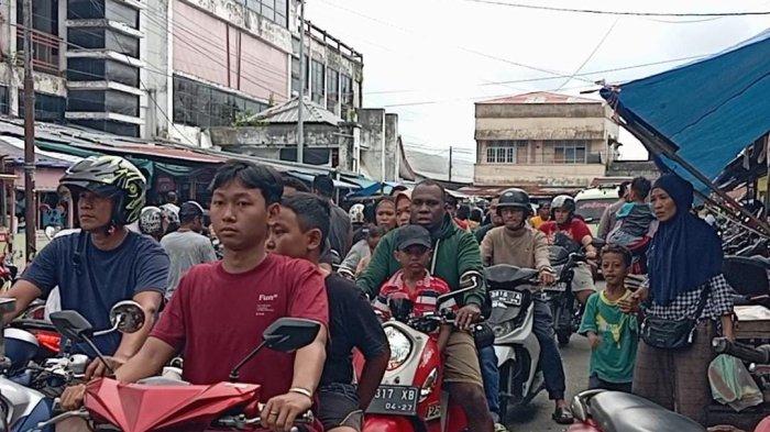 Jalur Pasar Tual Mengular 1 Km Imbas Macet Panjang di Depan Pelabuhan ...