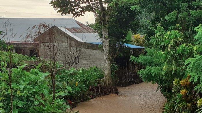 Air Sungai Waisisi - Piru Meluap saat Hujan Seharian, Rumah Warga ...