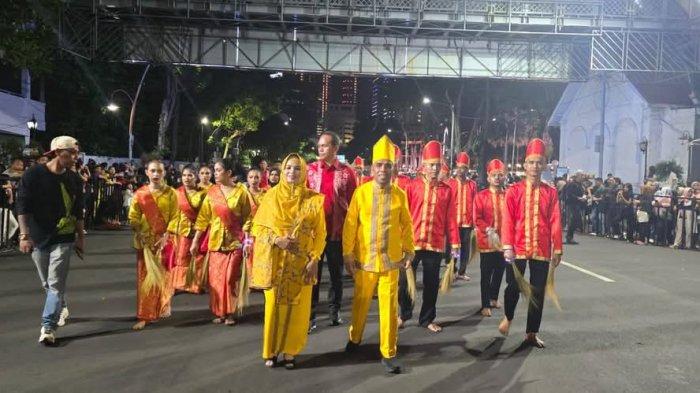Kenakan Pakaian Adat, Wawali Tual Berbaur Meriahkan Karnaval Budaya di Munas Apeksi 2025 ...